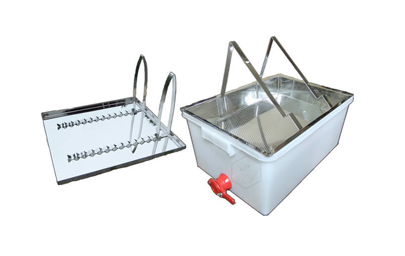 Uncapping – The Bee Store